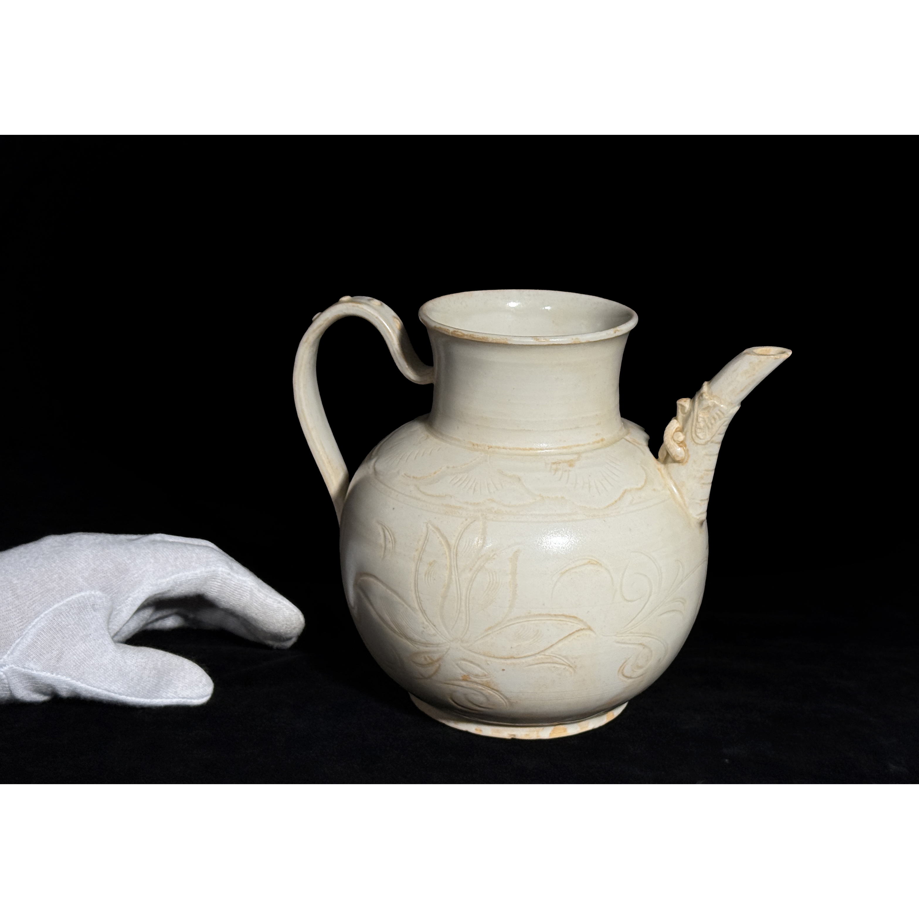 要搬了芹菜拍 古陶瓷 白釉 刻花 蓮紋執壺(MO-BACW10)JK - 補破網藝術文物拍賣