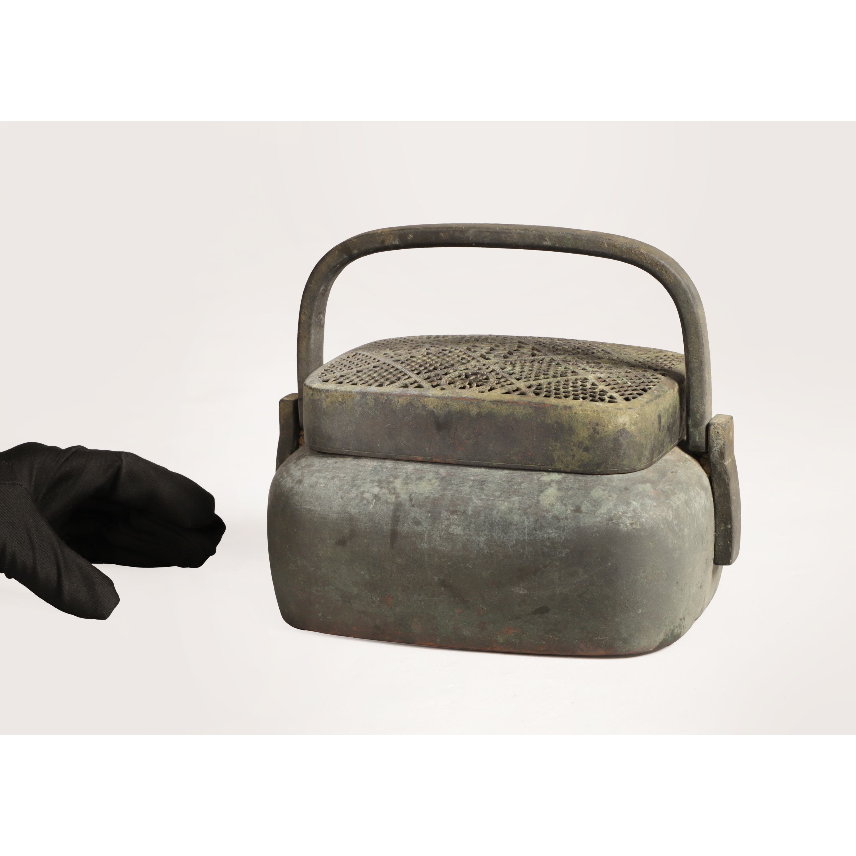 東方拍賣-疑清代 銅 卍字花卉紋 手爐 重1.3kg (ER-GAQB16)TN - 補破網藝術文物拍賣