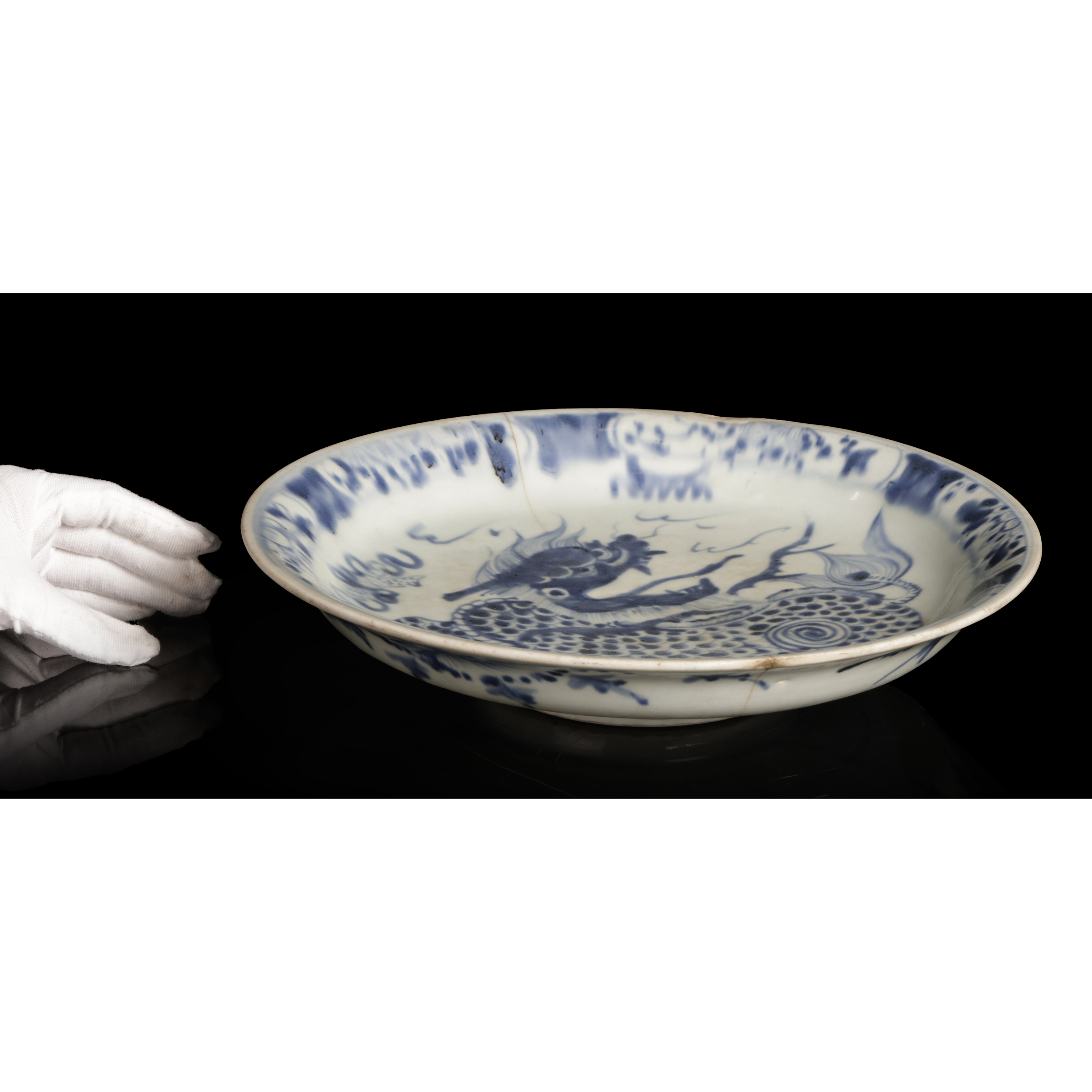 東方拍賣-疑清代 青花瓷 麒麟賞盤 款雙圈 品相如圖 (EH-KADP09)TN - 補破網藝術文物拍賣